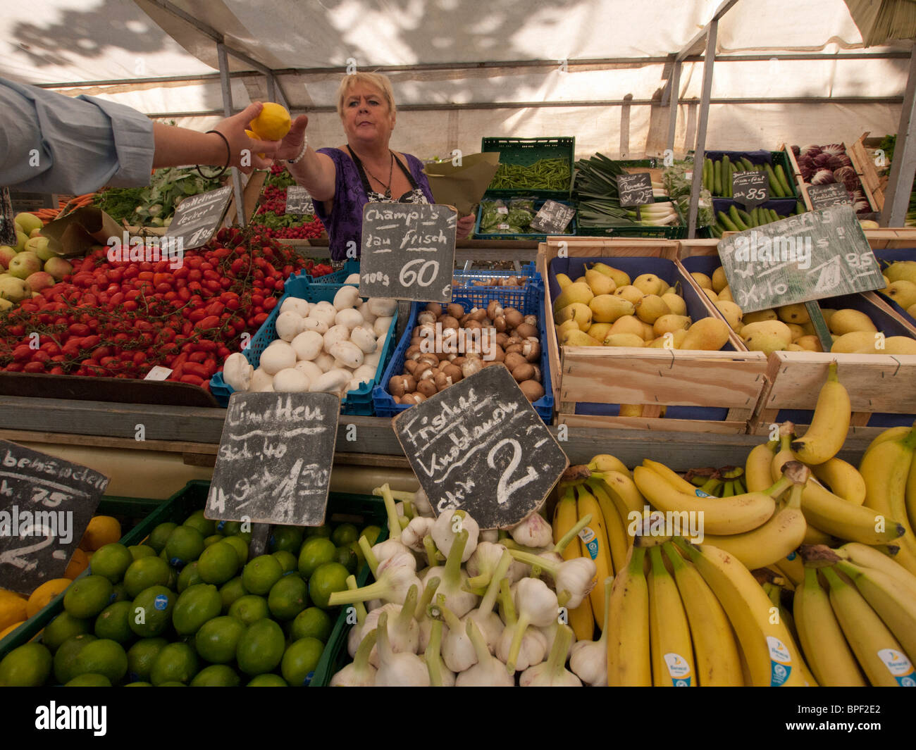 Fruit stall at weekend market at Kollwitzplatz in Prenzlauer Berg in ...