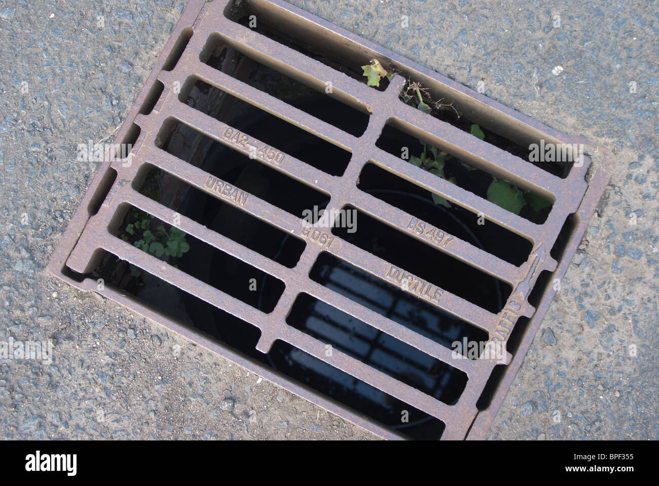 Road gully grate hi-res stock photography and images - Alamy