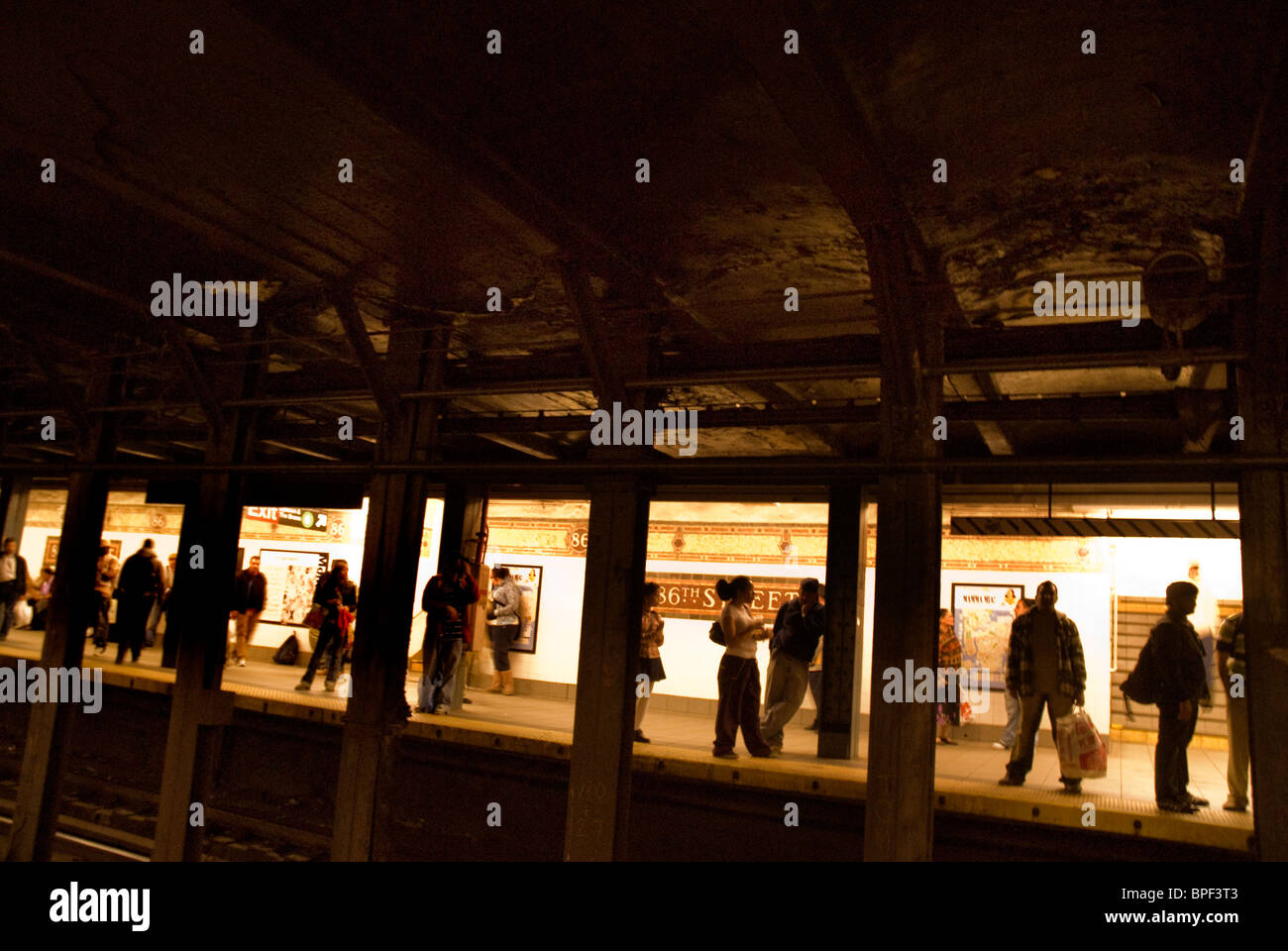 Platform of New York subway trains Stock Photo - Alamy