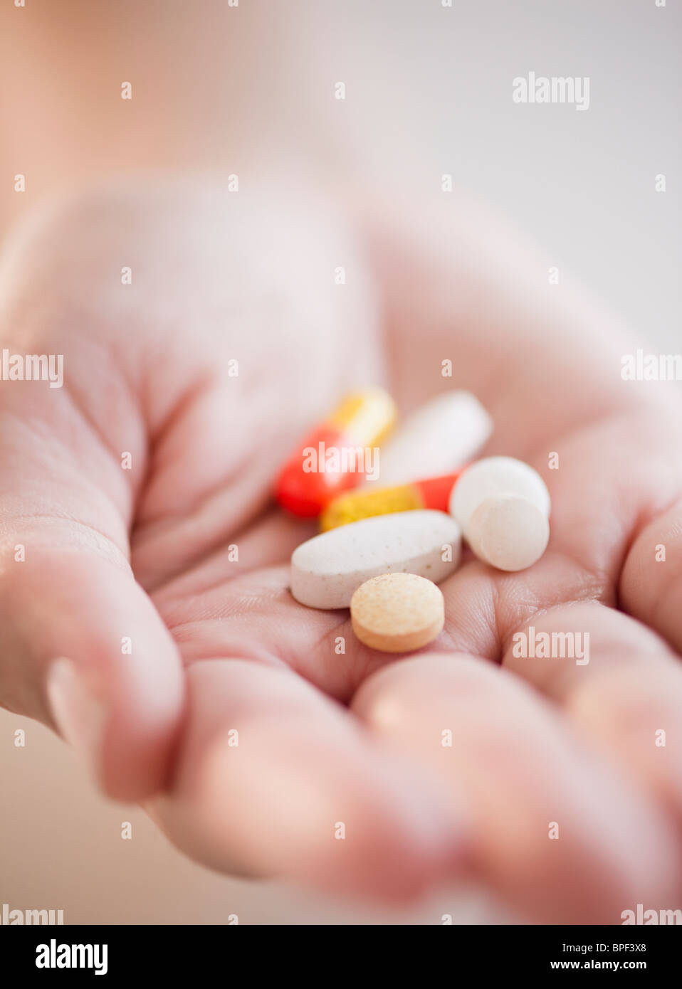 Hand holding pills and capsules Stock Photo - Alamy