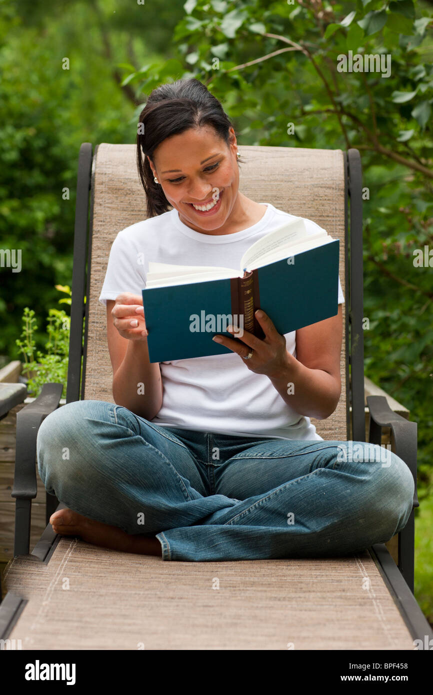 Back view brunette woman book hi-res stock photography and images - Alamy