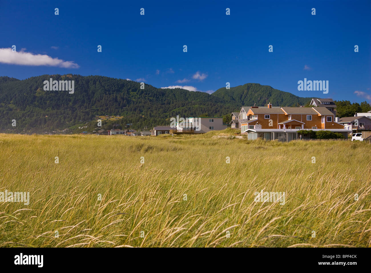 Beach sand house grass hi-res stock photography and images - Alamy