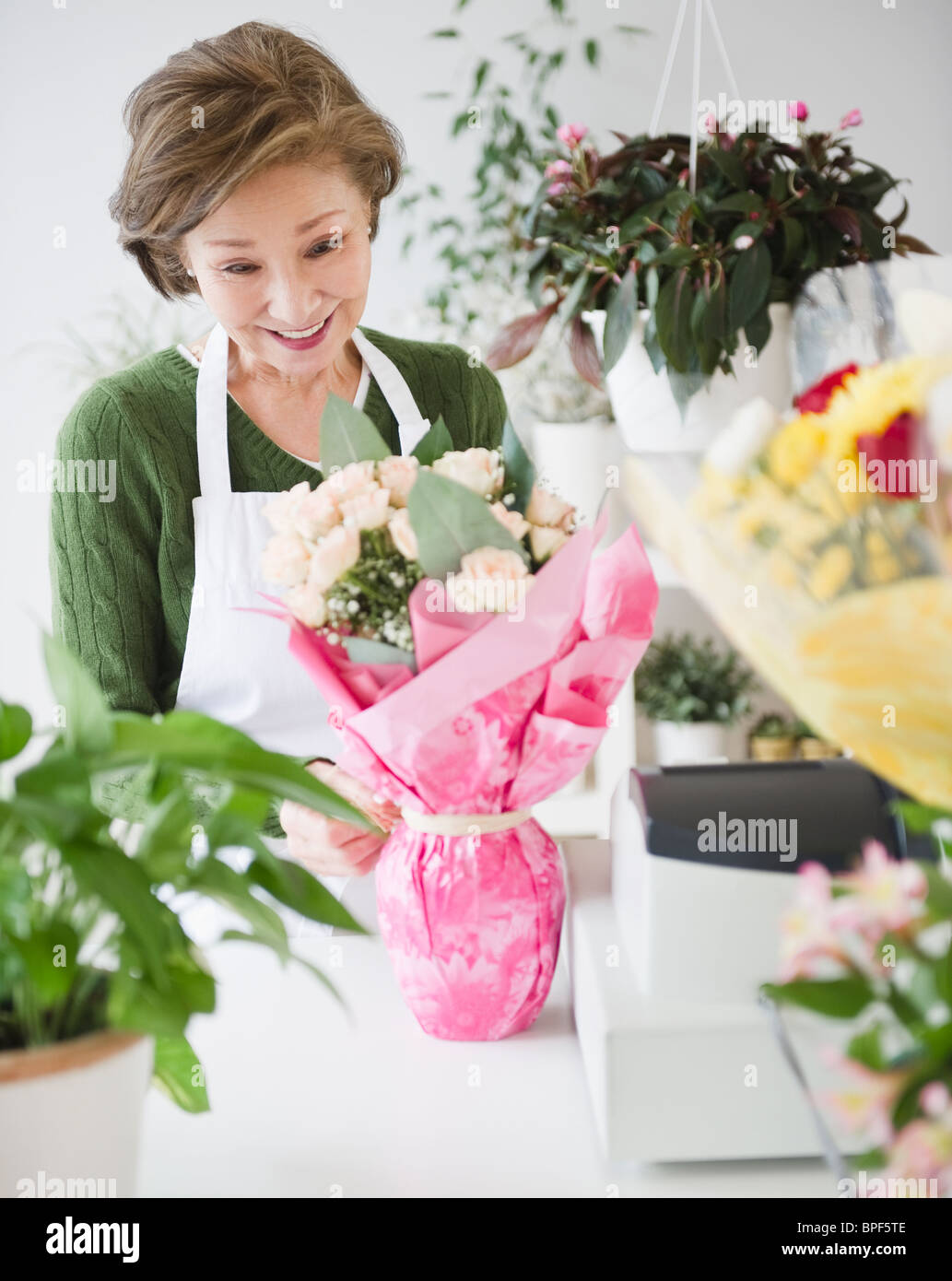 Japanese florist wrapping flower bouquet Stock Photo - Alamy