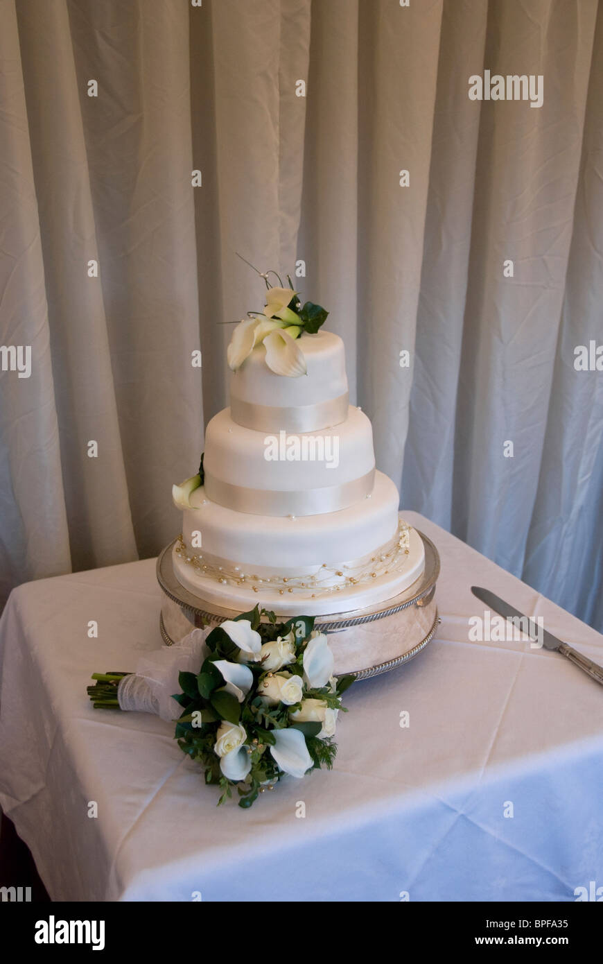 wedding cake on table Stock Photo - Alamy