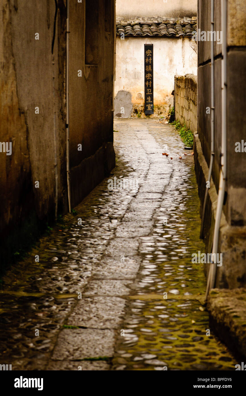 Small alleyways hi-res stock photography and images - Alamy