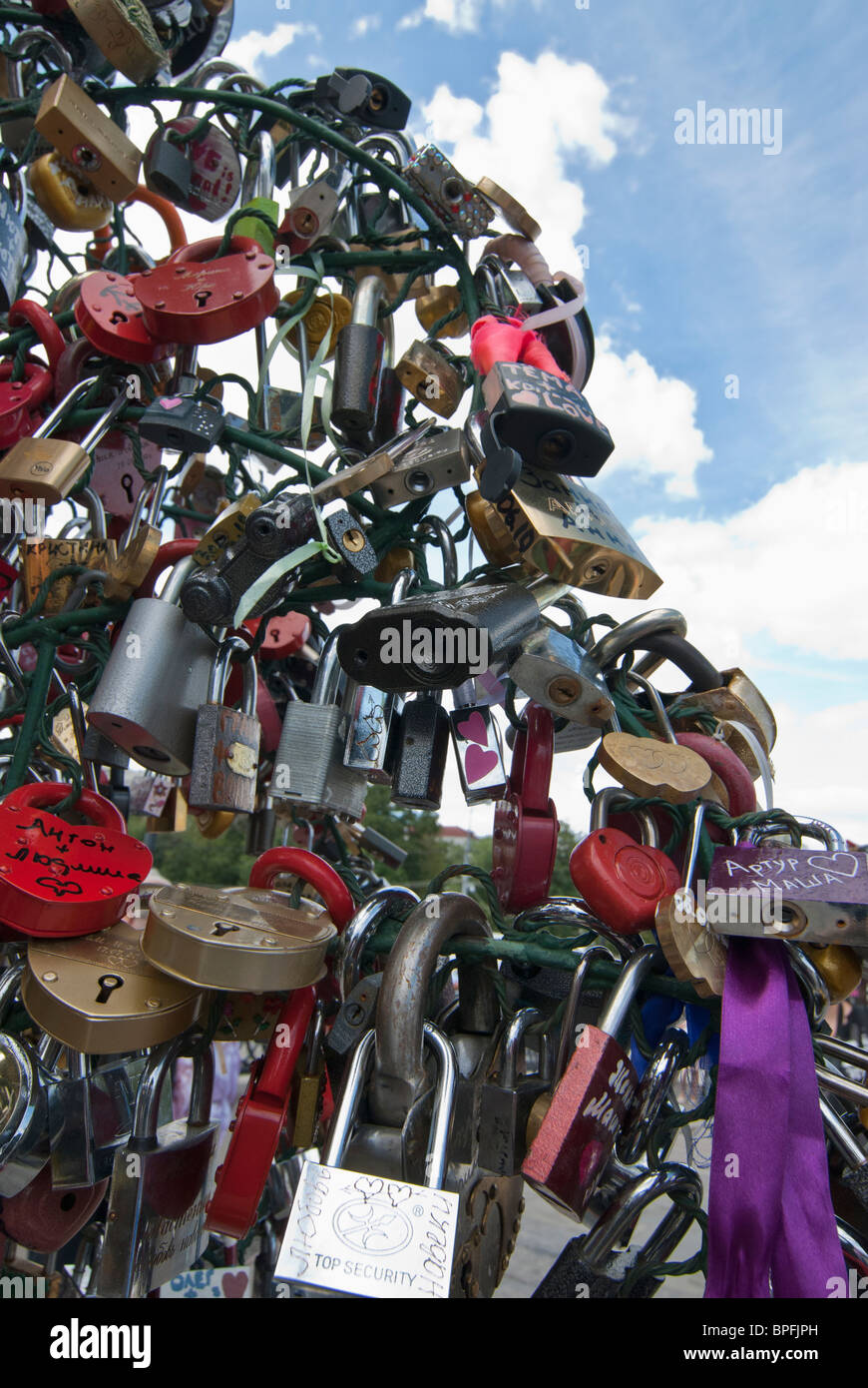 Padlock tree hi-res stock photography and images - Alamy
