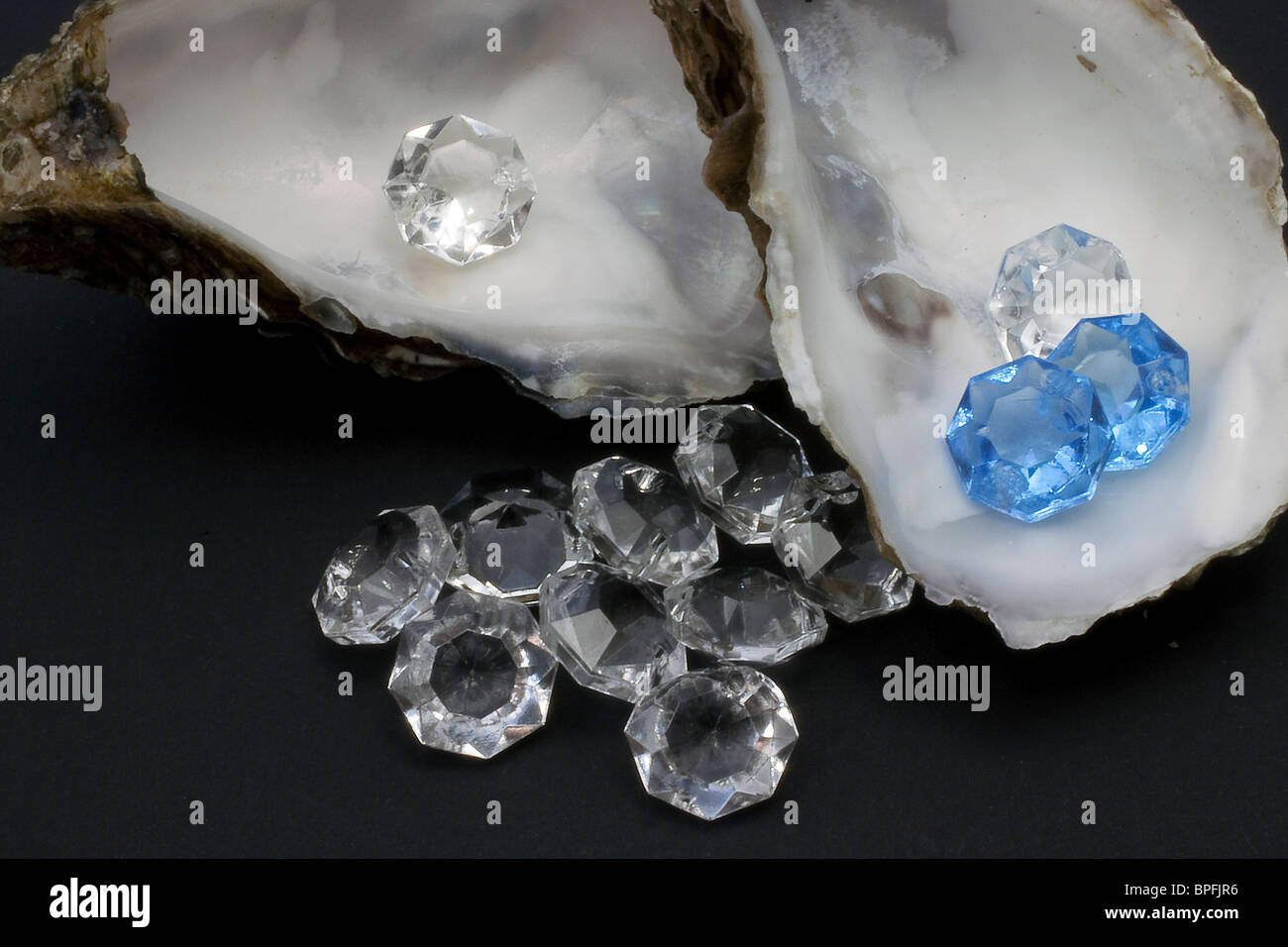 The oysters, and their nacre Stock Photo - Alamy