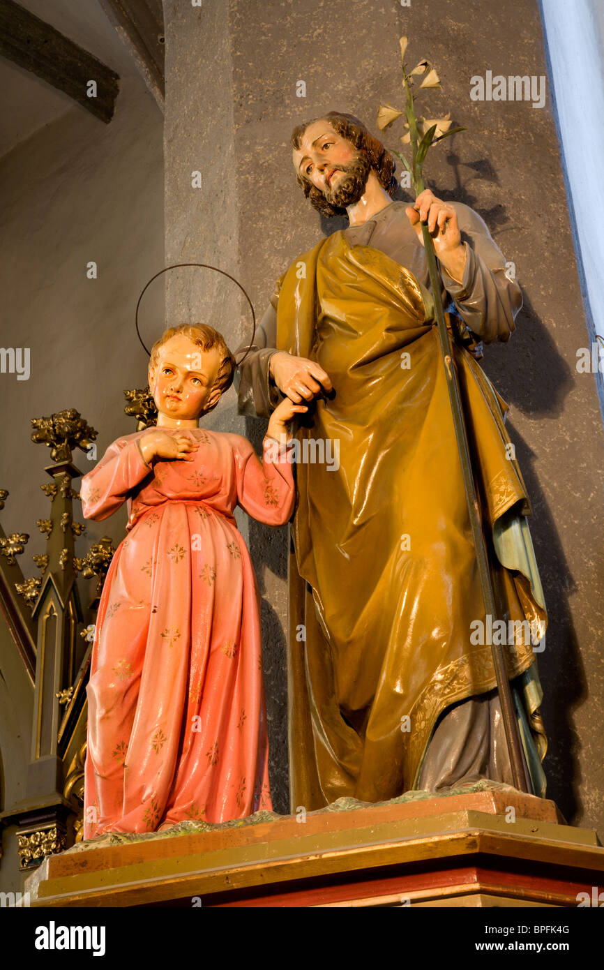 Statue little boy hi-res stock photography and images - Alamy