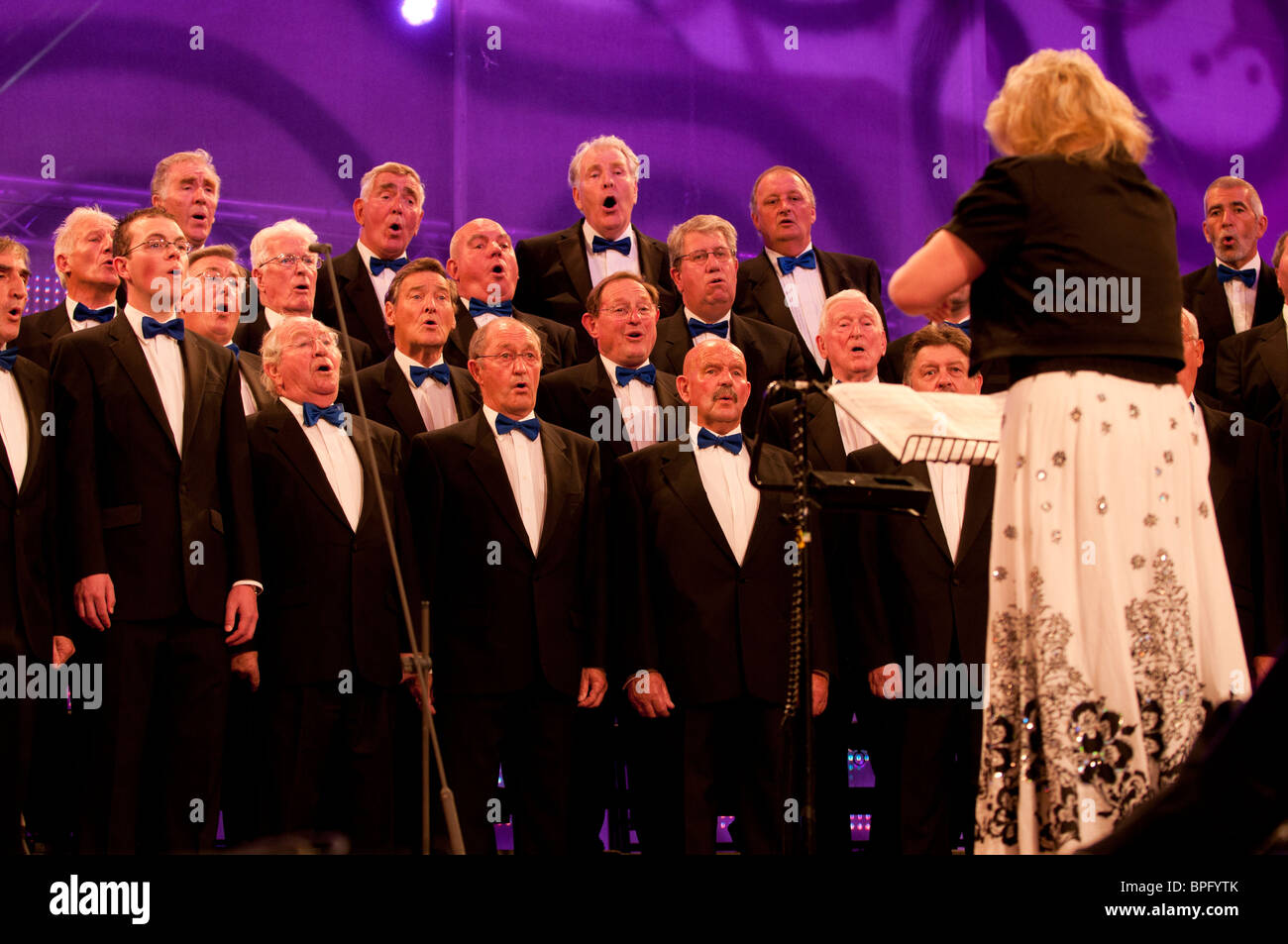 Welsh male voice choir singing hi-res stock photography and images - Alamy