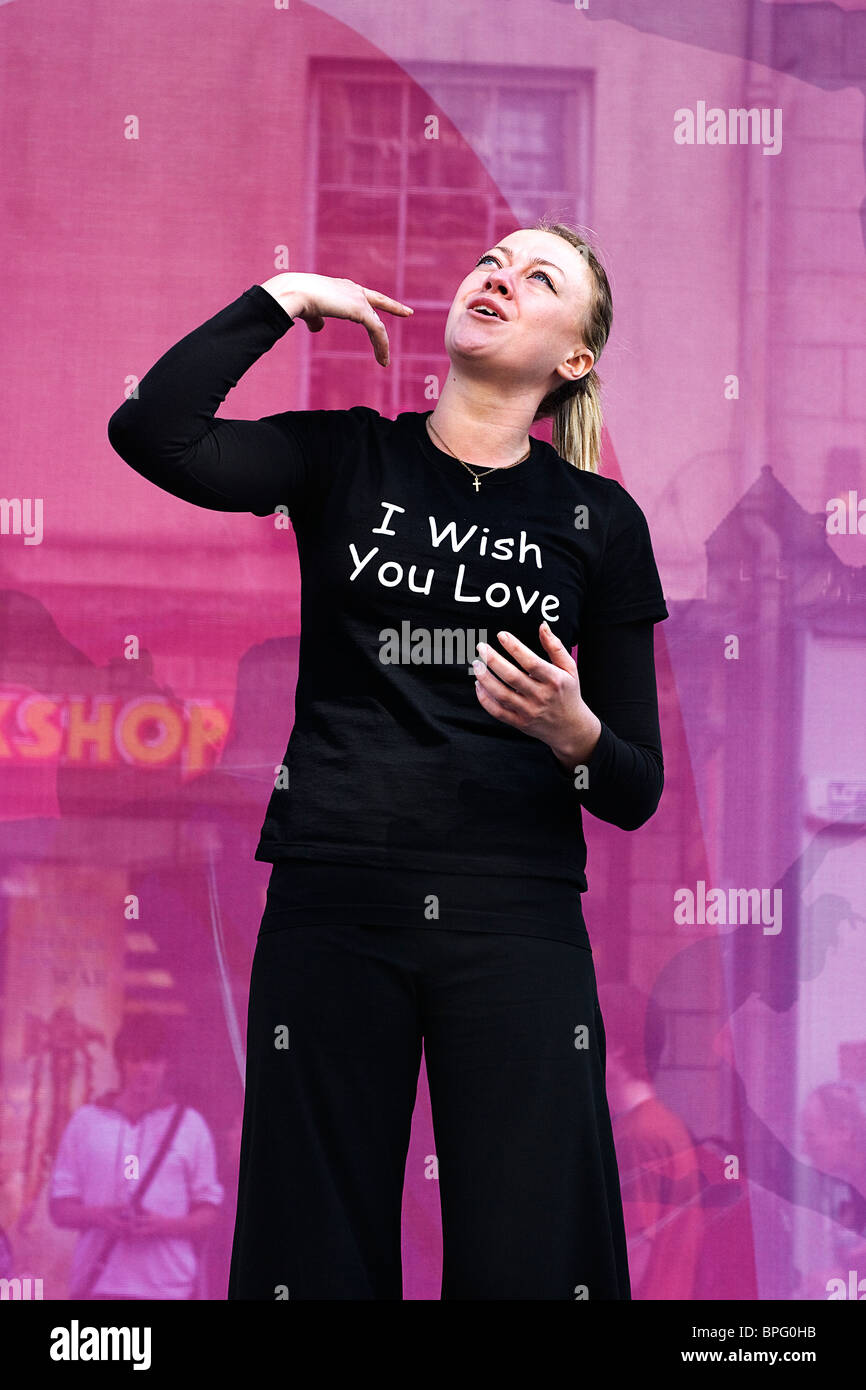 Girl singing. Edinburgh festival. The fringe 2010 Stock Photo - Alamy
