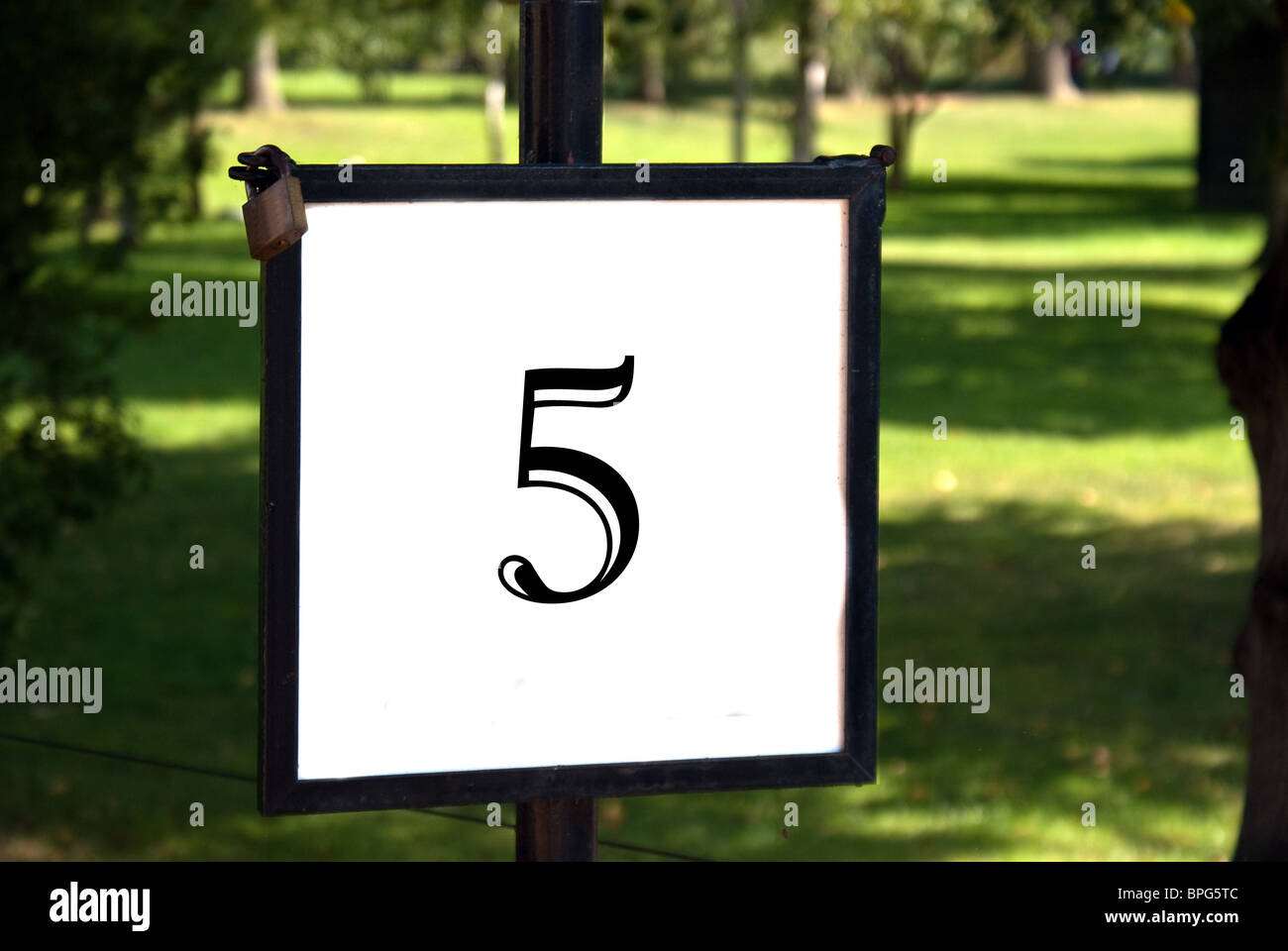 5 and 10 store signage hi-res stock photography and images - Alamy