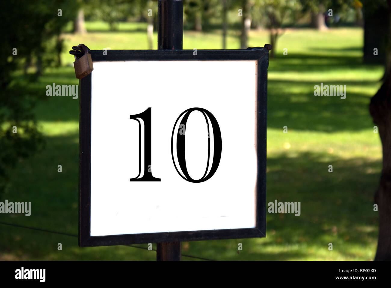 5 and 10 store signage hi-res stock photography and images - Alamy