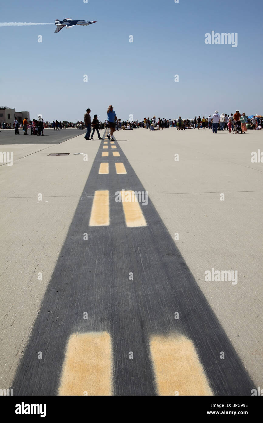 Inverted fighter jet hi-res stock photography and images - Alamy