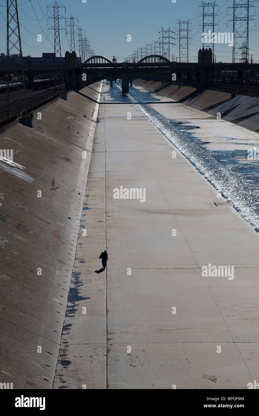 Homeless figure hi-res stock photography and images - Alamy