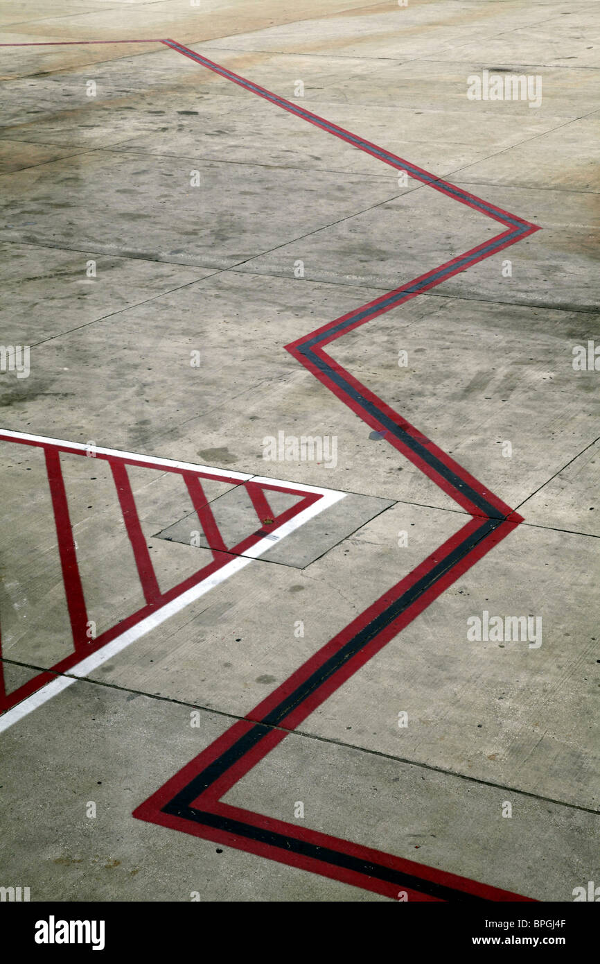 Airport lines hi-res stock photography and images - Alamy