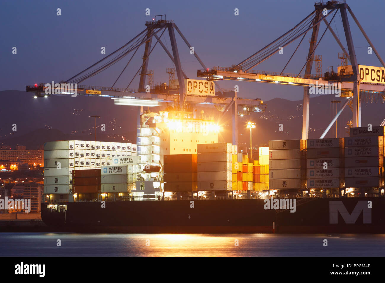 Container ship unloading hi-res stock photography and images - Alamy