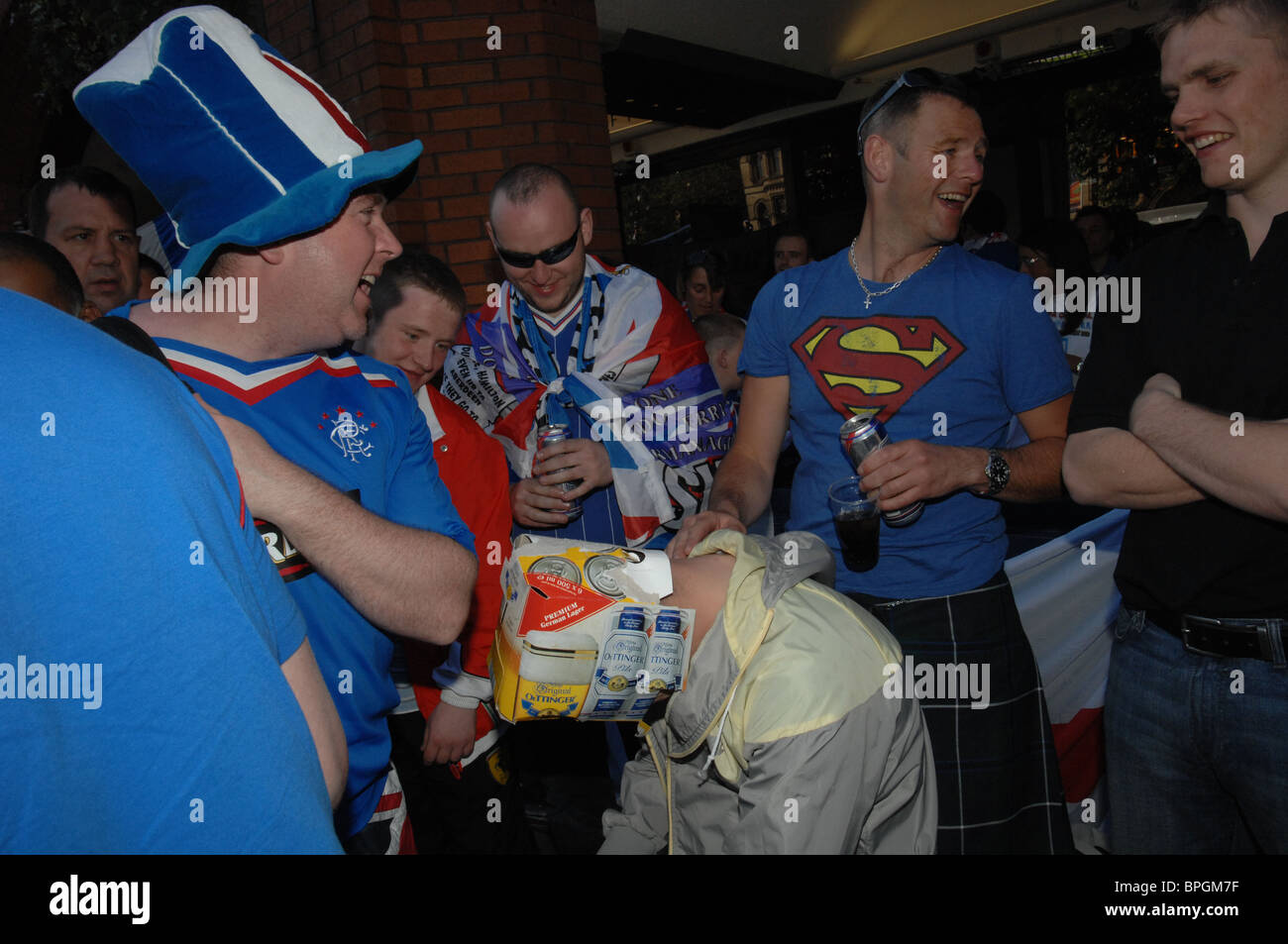 Rangers fans pub hi-res stock photography and images - Alamy