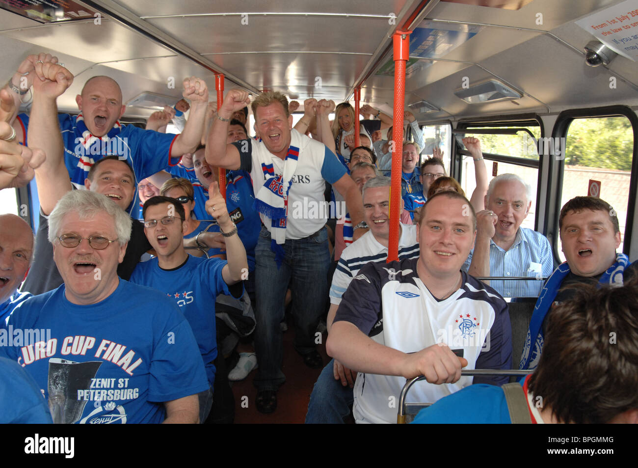 Singing football crowd hi-res stock photography and images - Alamy