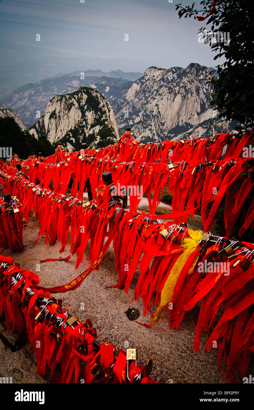 Locks symbolizing the bond between two people in Hua Shan, Shaanxi ...