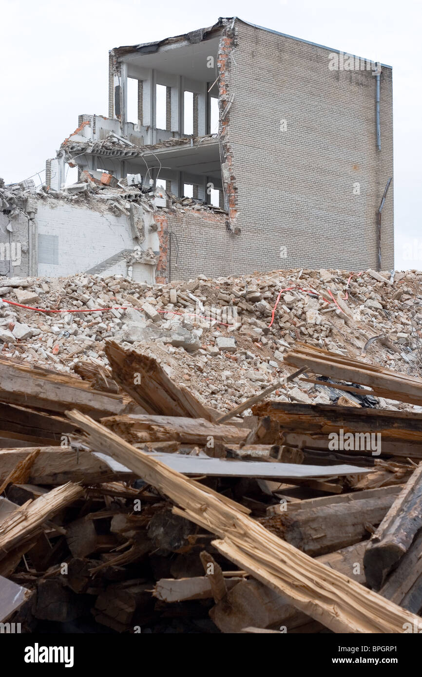 Destruction building hi-res stock photography and images - Alamy