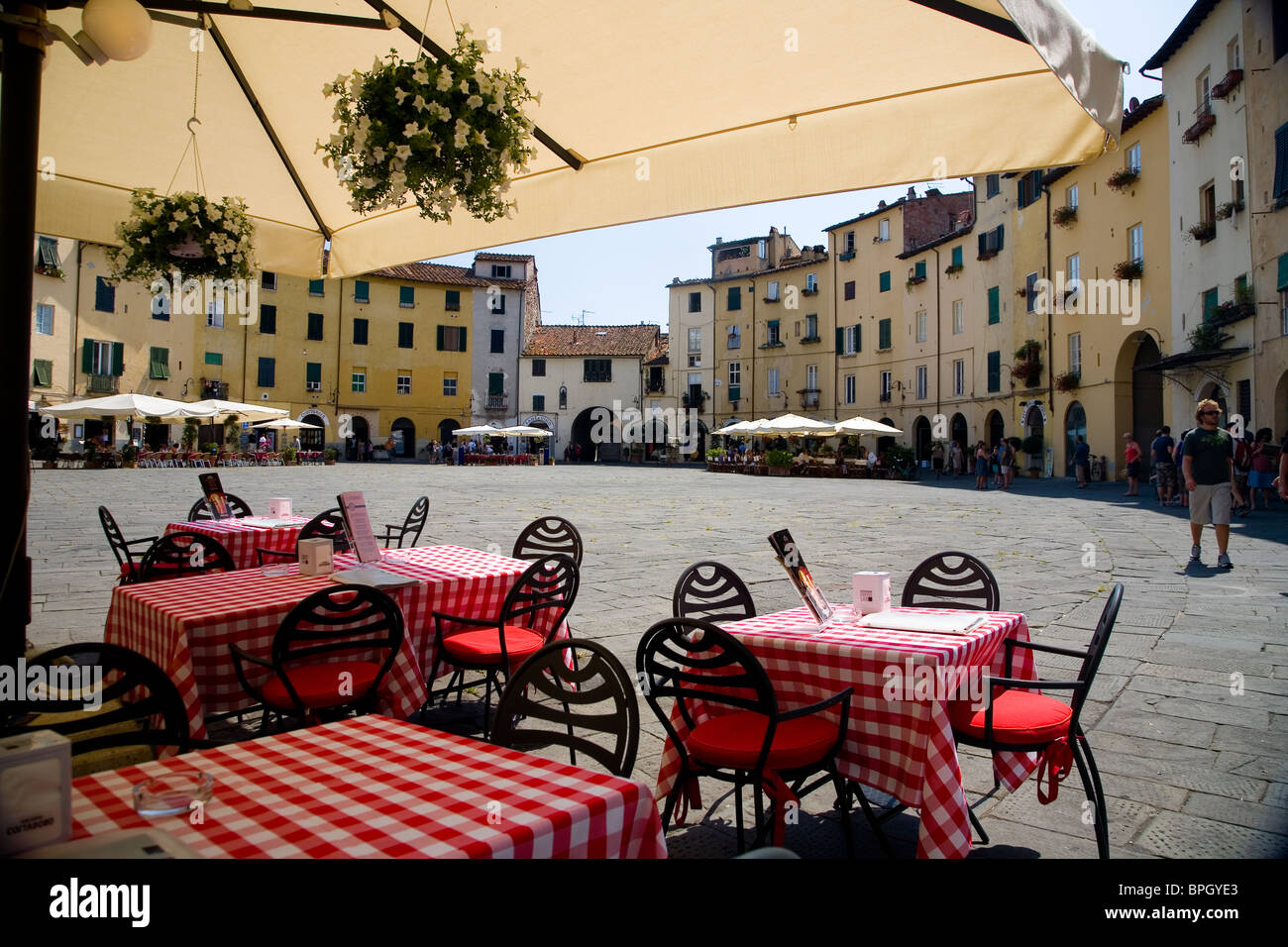 Piazza dell'Anfiteatro, amphitheatre in Lucca, Tuscany ,Italy Stock ...