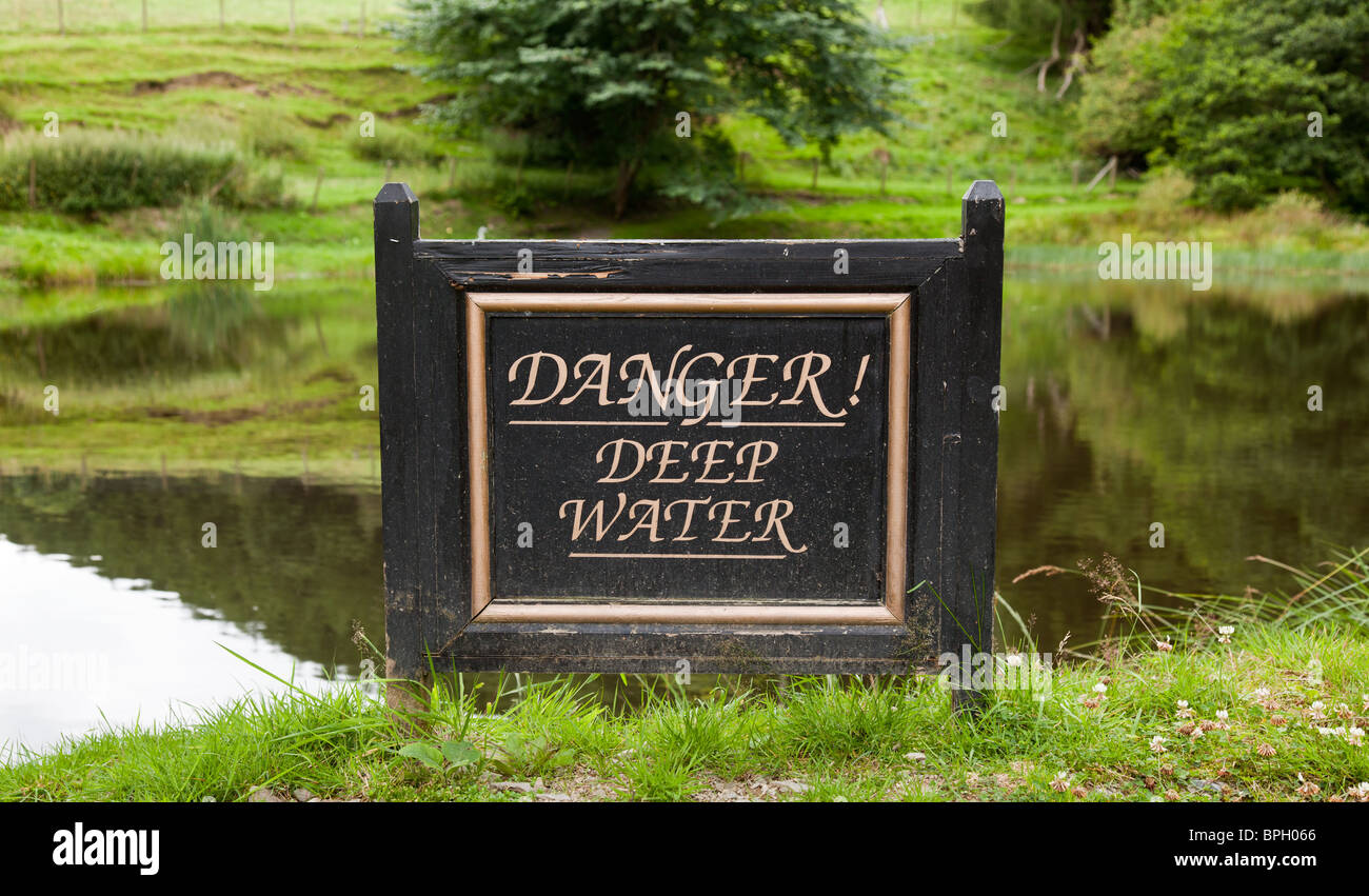Warning sign pool hi-res stock photography and images - Alamy