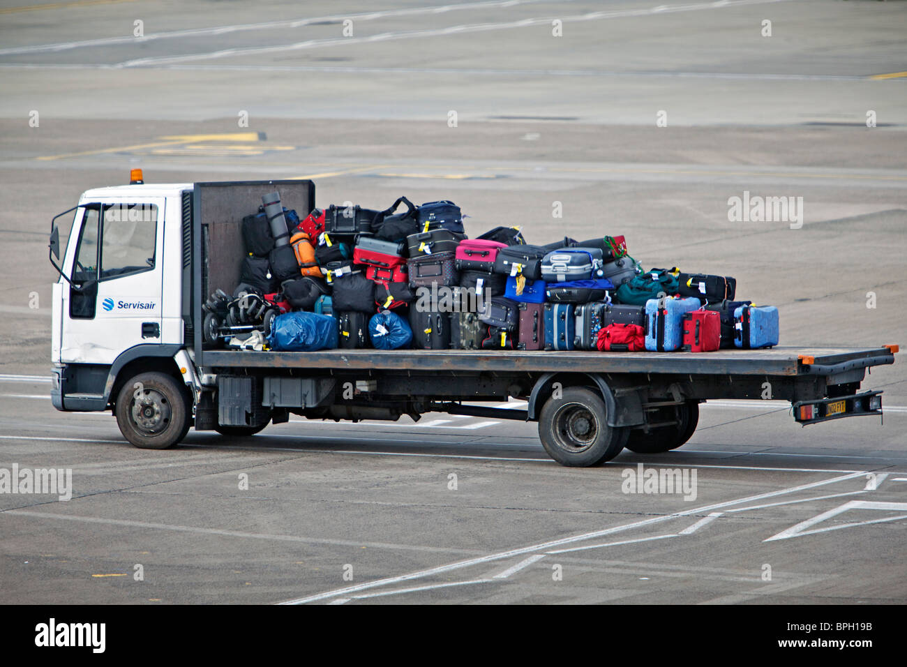 Airport luggage truck hi-res stock photography and images - Alamy