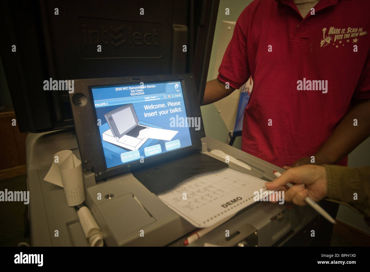 Electronic voting machine hi-res stock photography and images - Alamy