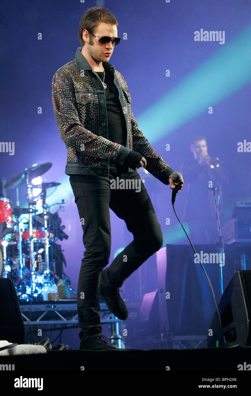 Tom Meighan OF KASABIAN AT THE V FESTIVAL AT HYLANDS PARK,CHELMSFORD ...