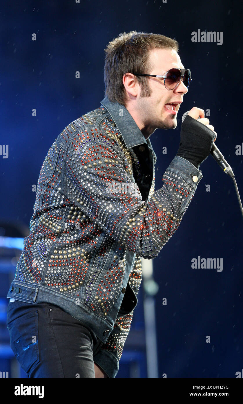 Tom Meighan OF KASABIAN AT THE V FESTIVAL AT HYLANDS PARK,CHELMSFORD ...