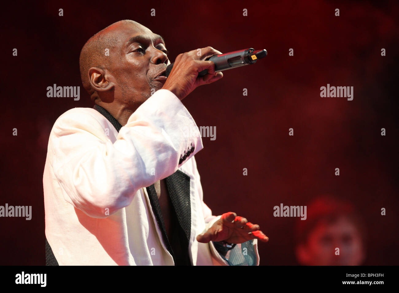 MAXI JAZZ OF FAITHLESS AT THE V FESTIVAL AT HYLANDS PARK,CHELMSFORD ...