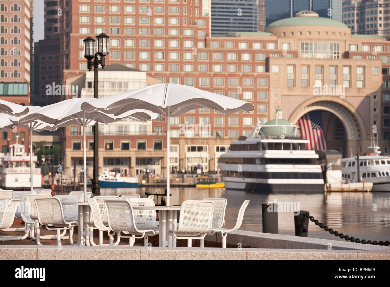 Rowes wharf arch hi-res stock photography and images - Alamy