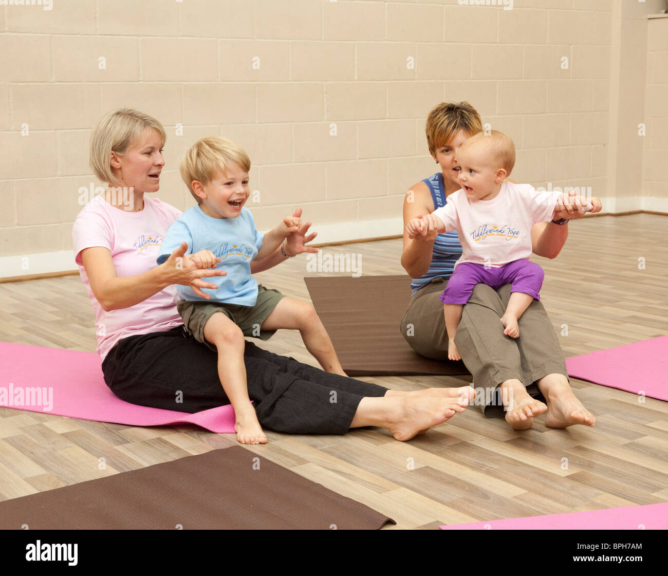 mothers and babies yoga exercise class Stock Photo - Alamy