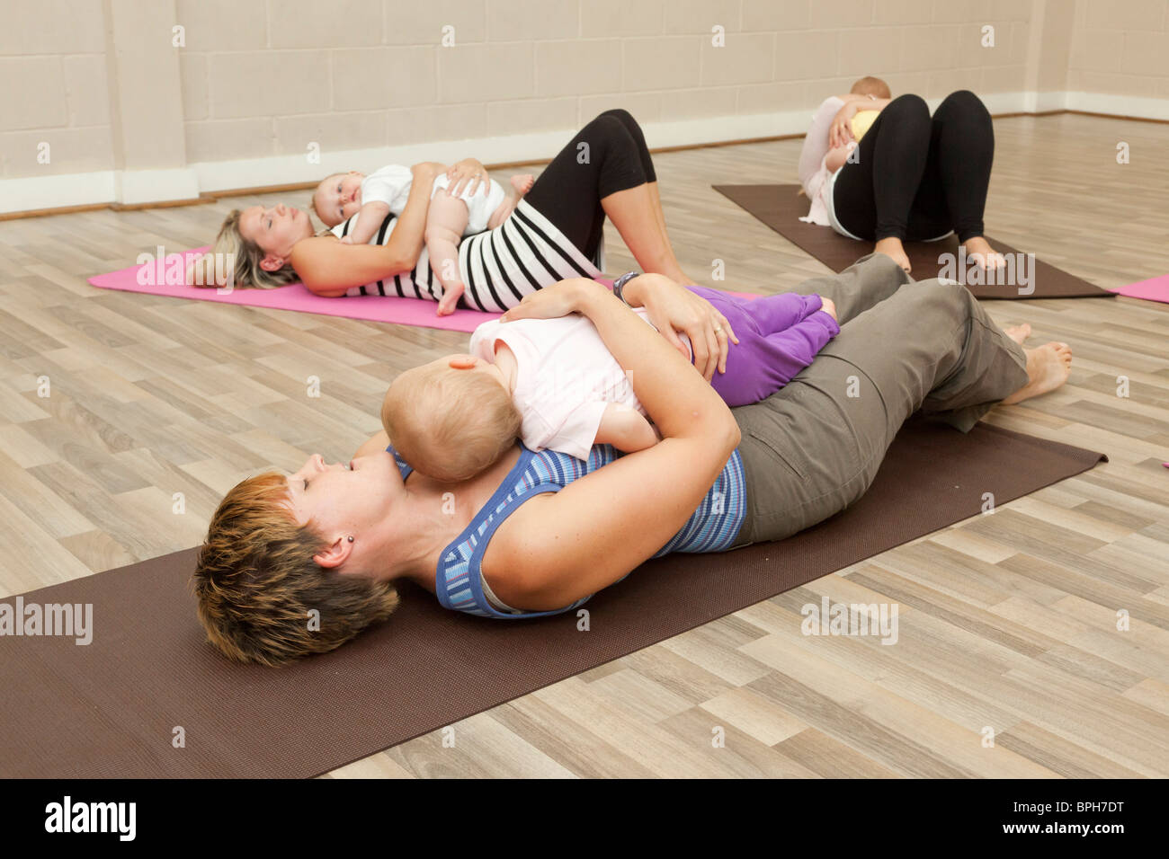 mothers and babies yoga exercise class Stock Photo - Alamy
