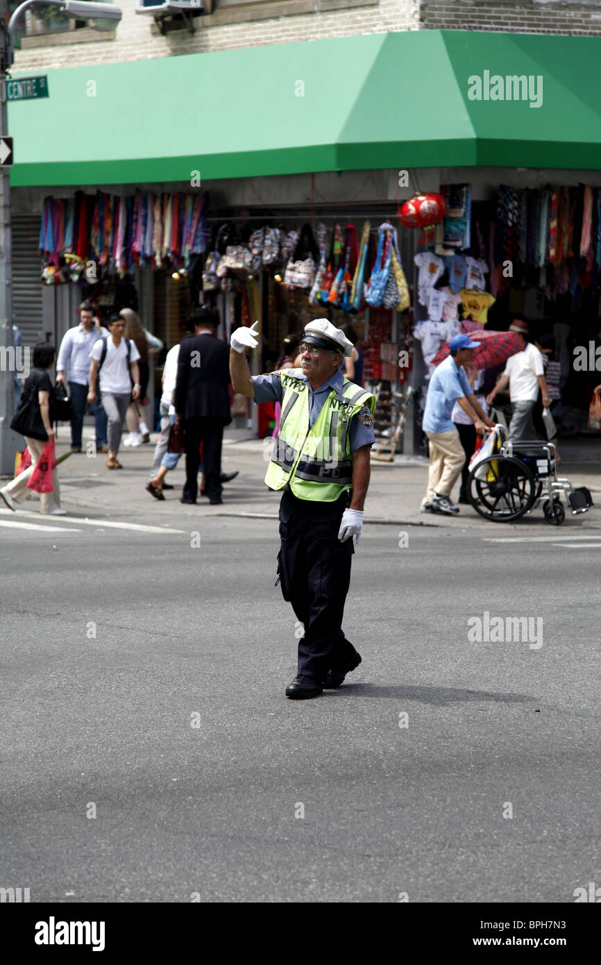 A police officer directing traffic in New York. America Stock Photo - Alamy