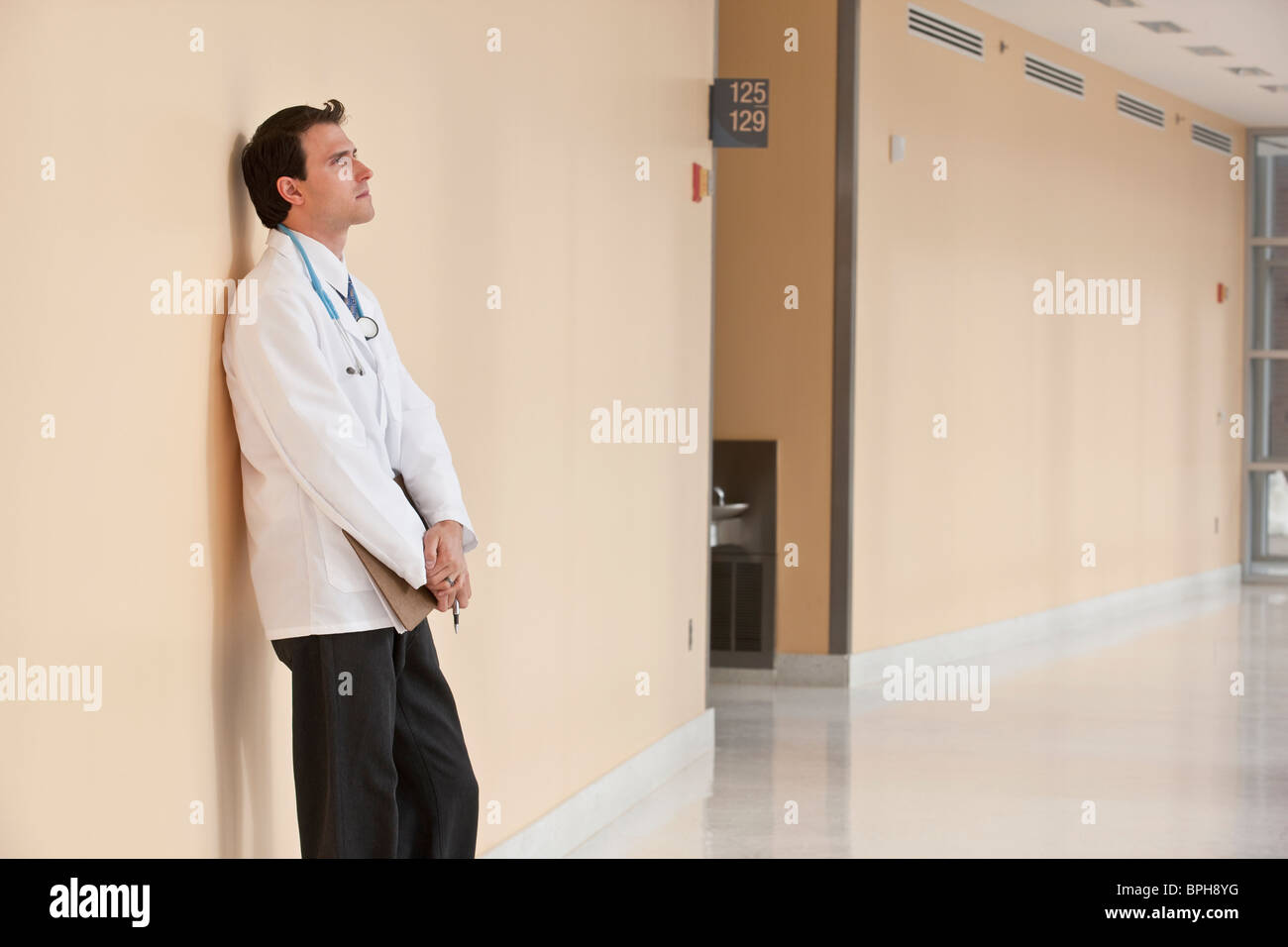 Male lab worker leaning hi-res stock photography and images - Alamy