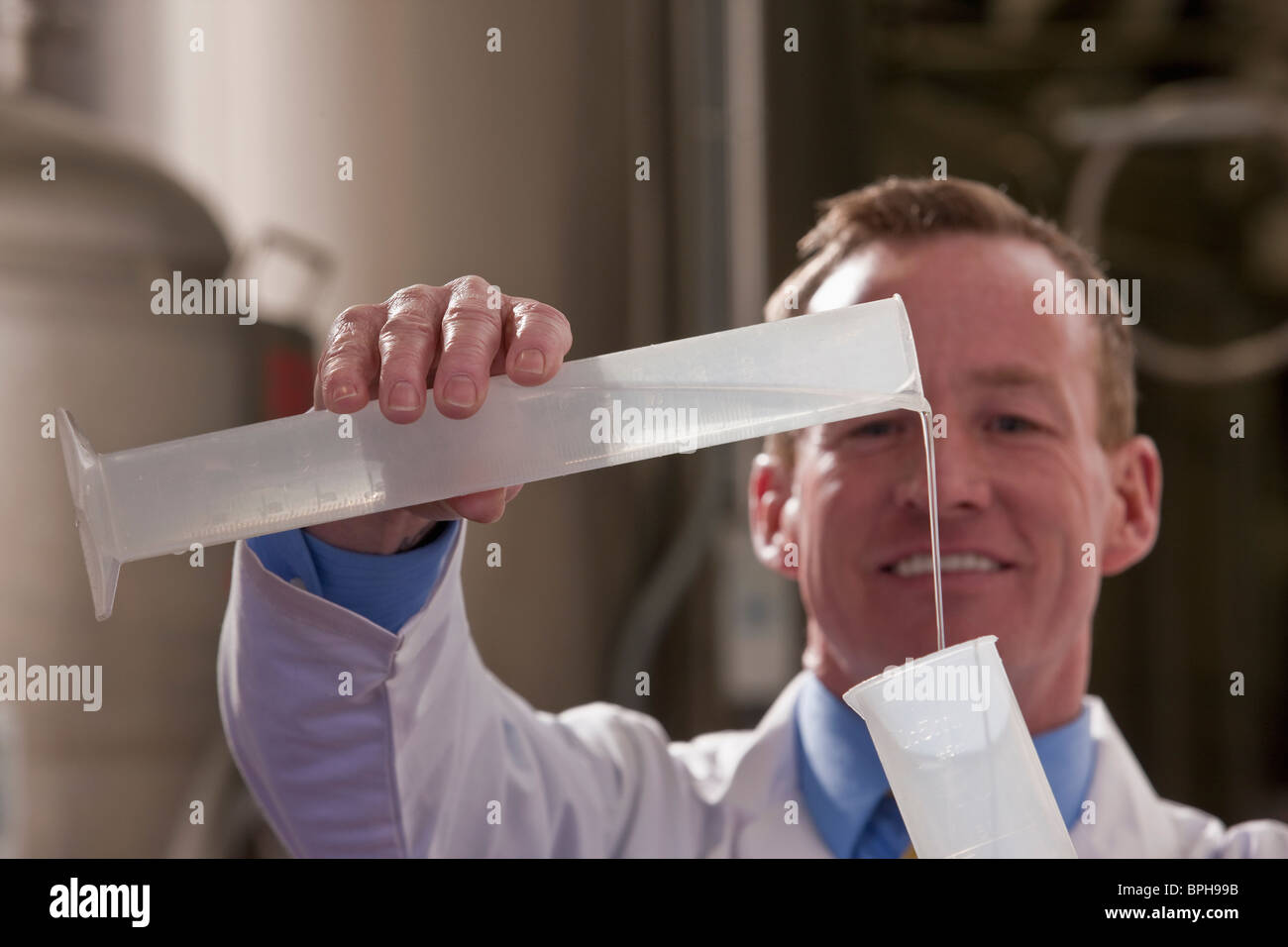 Graduated cylinder close up hi-res stock photography and images - Alamy