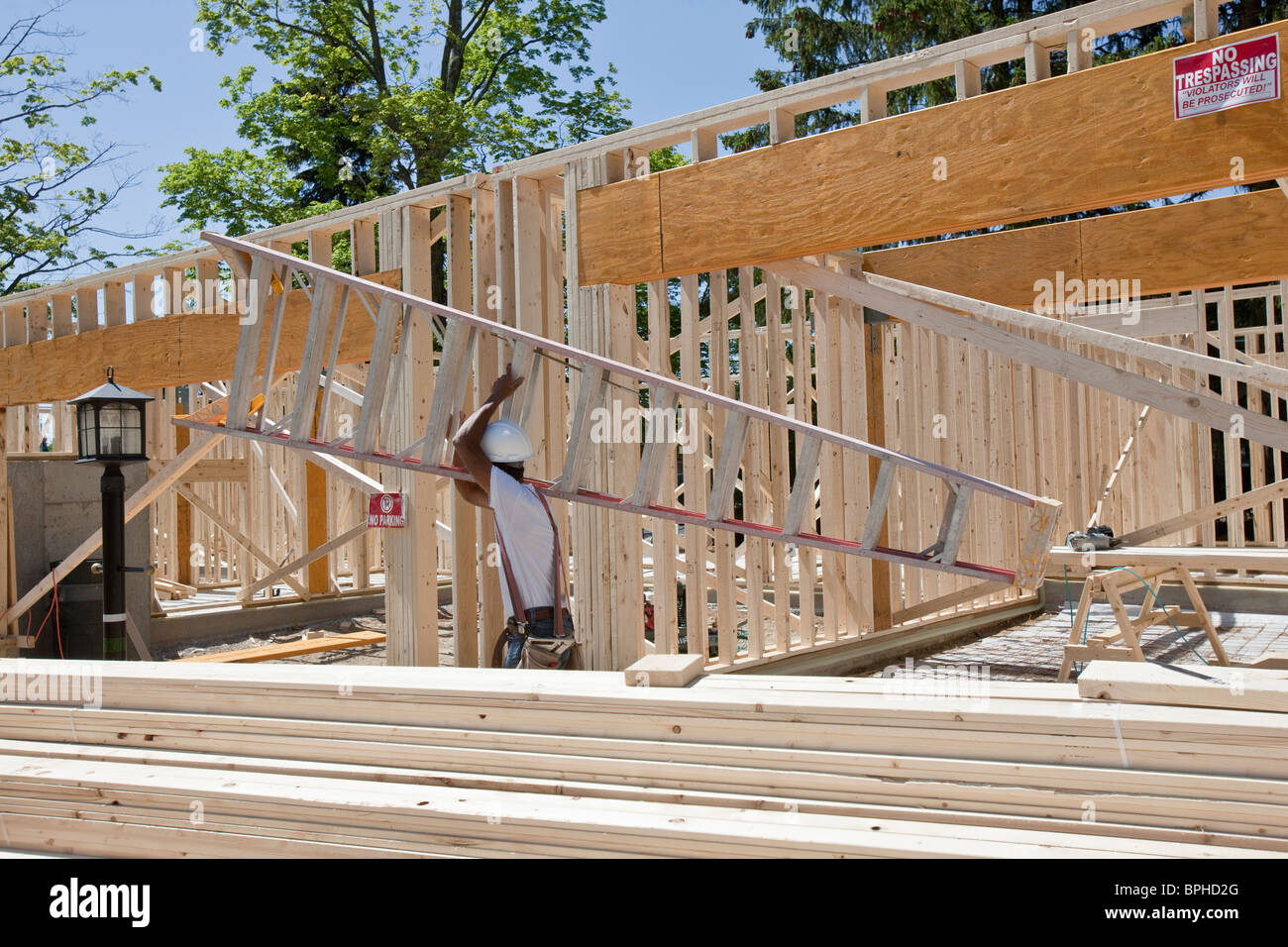 Construction worker carrying ladder hi-res stock photography and images ...