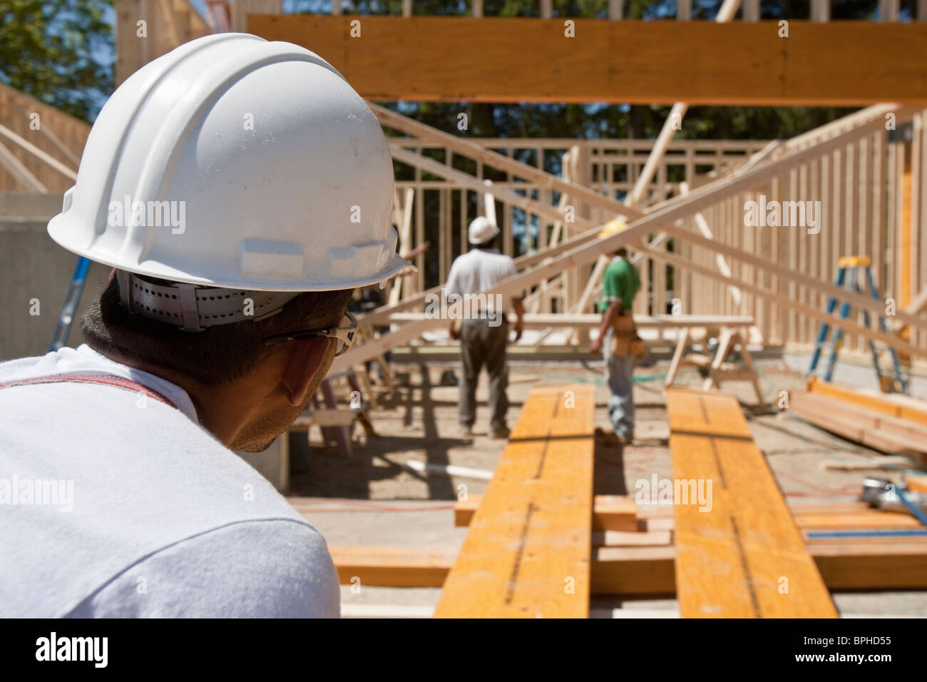 Timber framing worker hi-res stock photography and images - Alamy