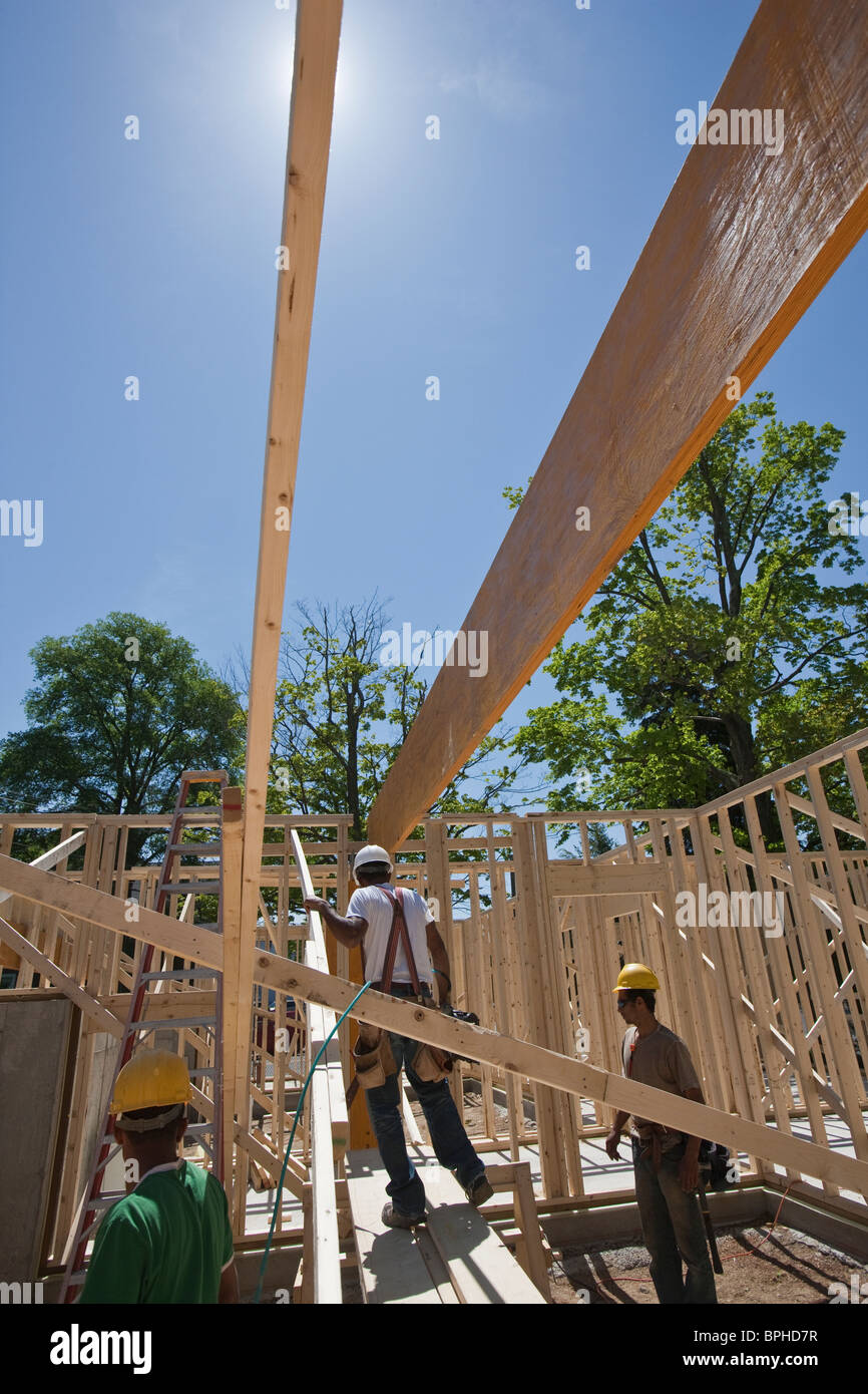 Timber framing worker hi-res stock photography and images - Alamy