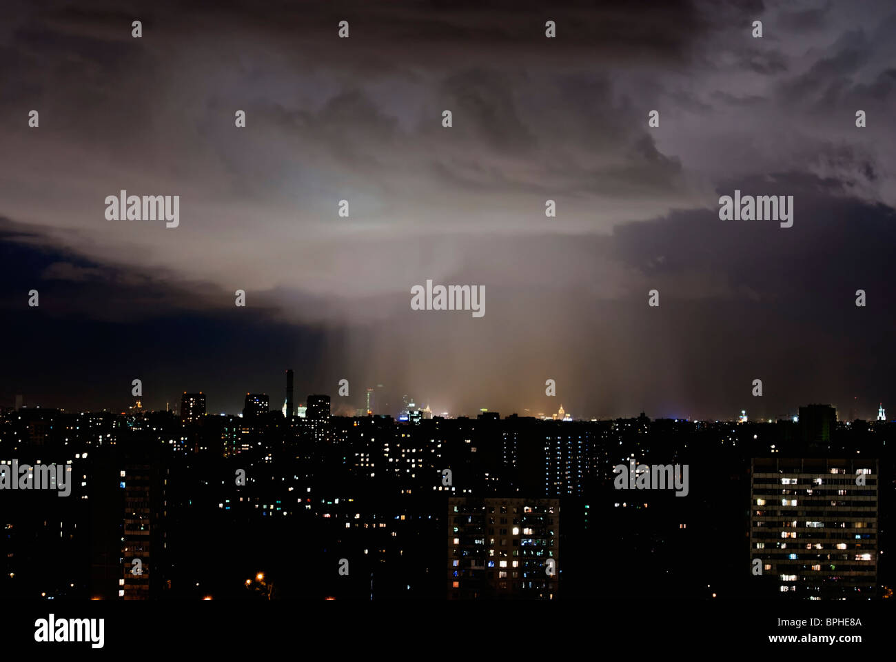 Night sky above city hi-res stock photography and images - Alamy