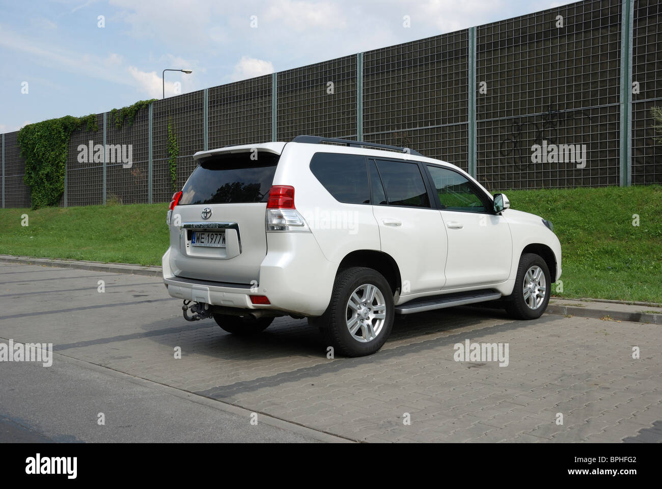 Toyota land cruiser side view hi-res stock photography and images - Alamy