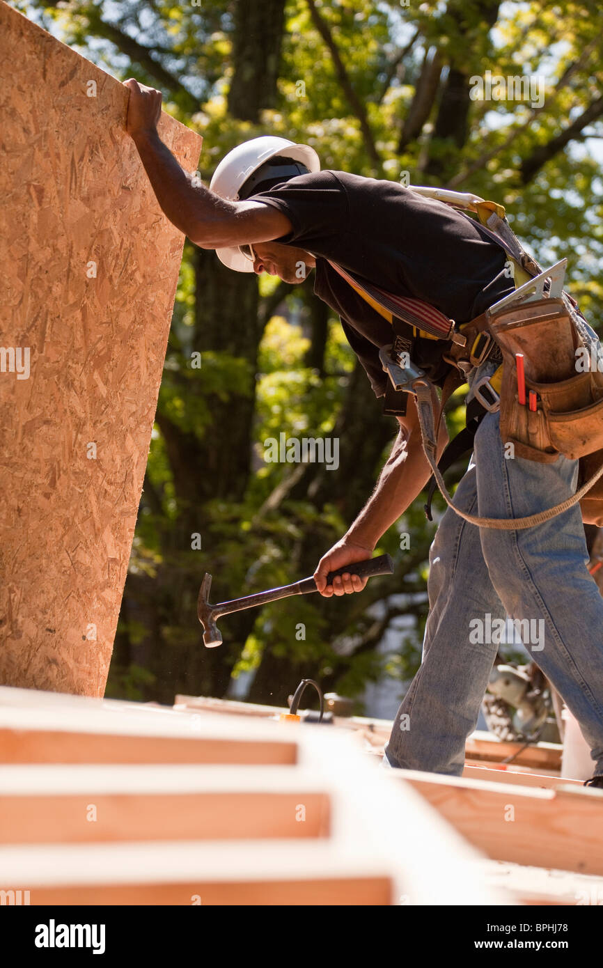 Carpenter hammering a particle board at a construction Stock Photo - Alamy