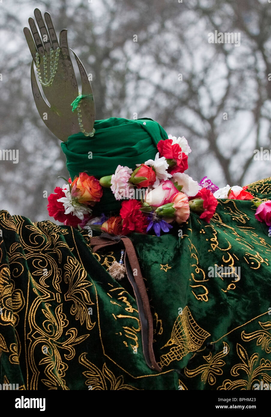 Turban decorated with flowers on the ceremonial horse at Arbaeen ...
