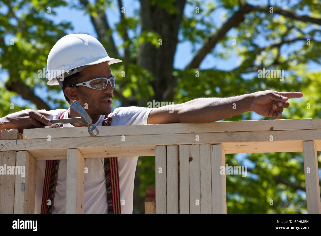 Carpenter working on a frame at a construction site Stock Photo - Alamy