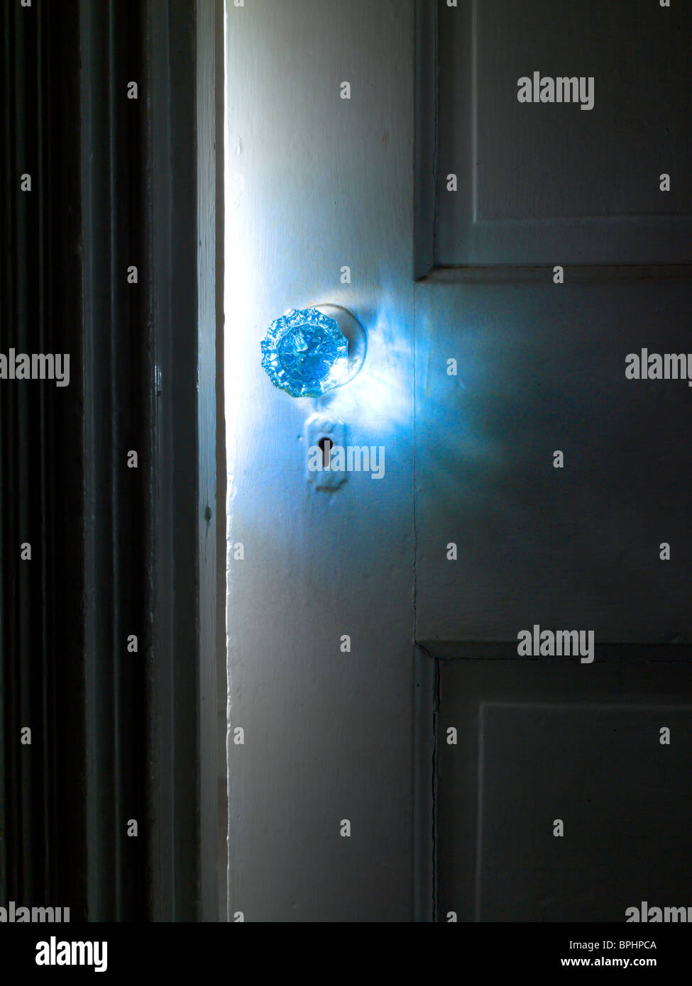 Old door light through keyhole hi-res stock photography and images - Alamy