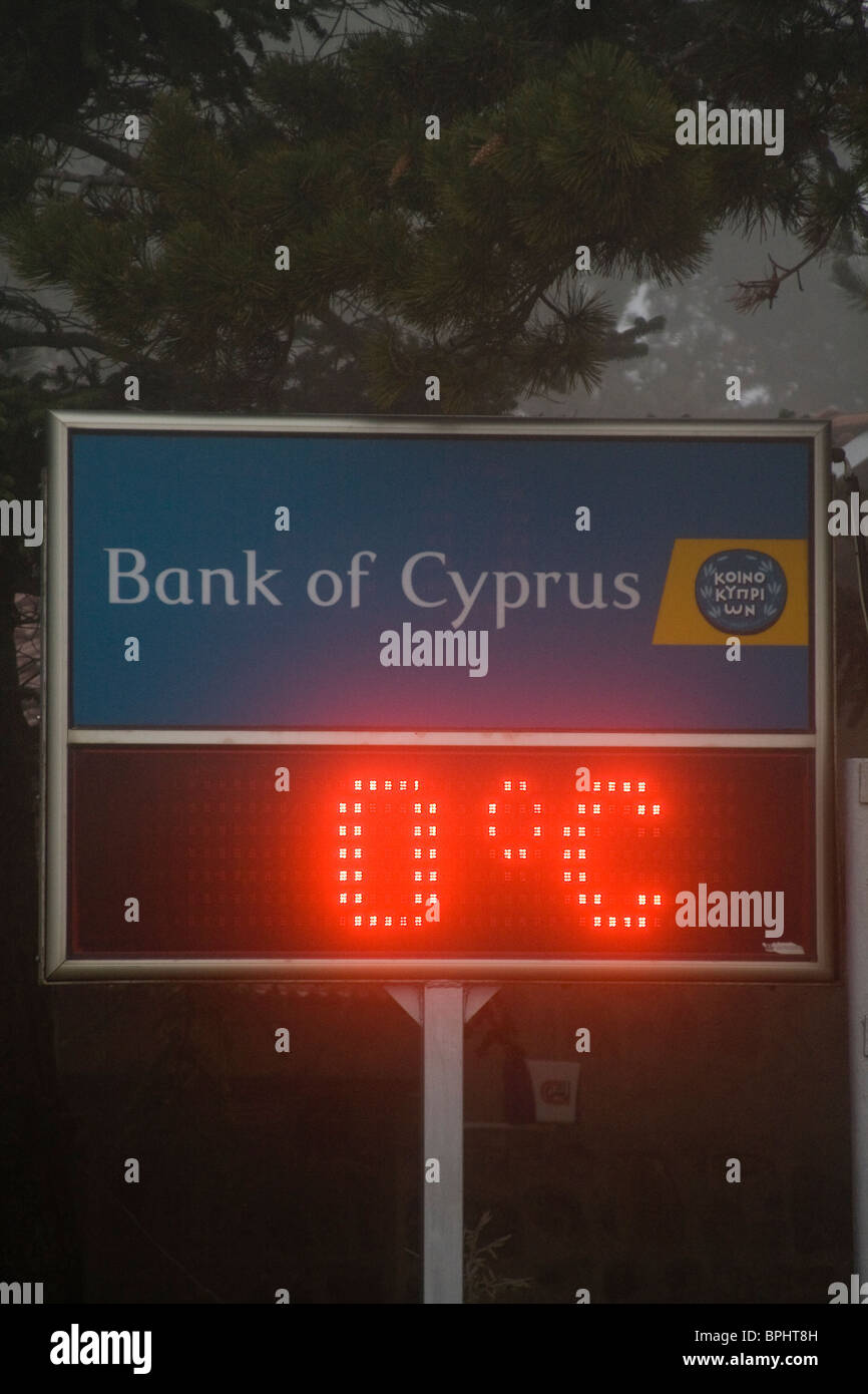 Bank temperature sign hi-res stock photography and images - Alamy