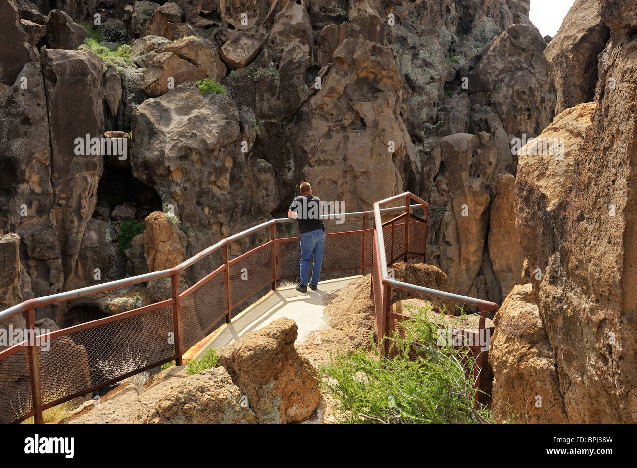 The Banshee Canyon viewing platform at the Hole-In-The-Wall picnic area ...