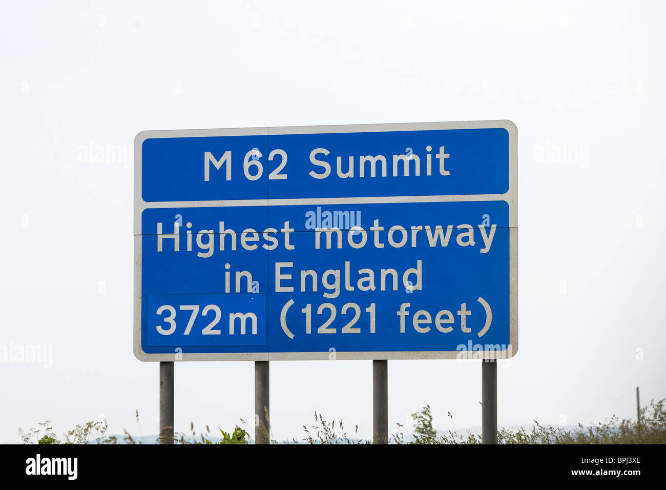 M62 summit motorway sign hi-res stock photography and images - Alamy