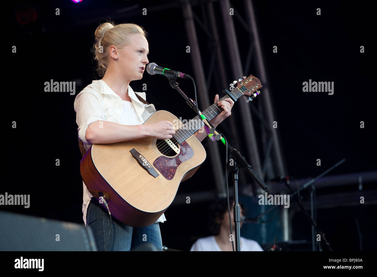 Laura marling playing guitar hi-res stock photography and images - Alamy